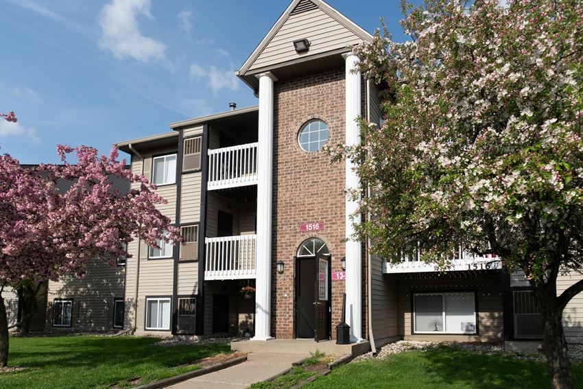 Yorkshire Place Apartments, 1504 Yorkshire Dr., Howell, MI - RentCafe