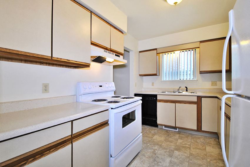 The View Apartments And Townhomes, 6195 Village Green Circle, Portage ...