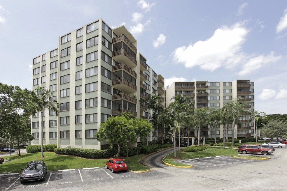 Fairways Of Inverrary Apartments, 4200 Inverrary Blvd, Lauderhill, FL ...
