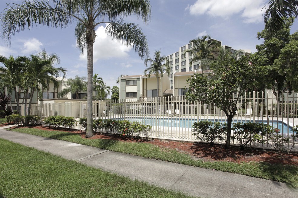 Fairways Of Inverrary Apartments, 4200 Inverrary Blvd, Lauderhill, FL ...