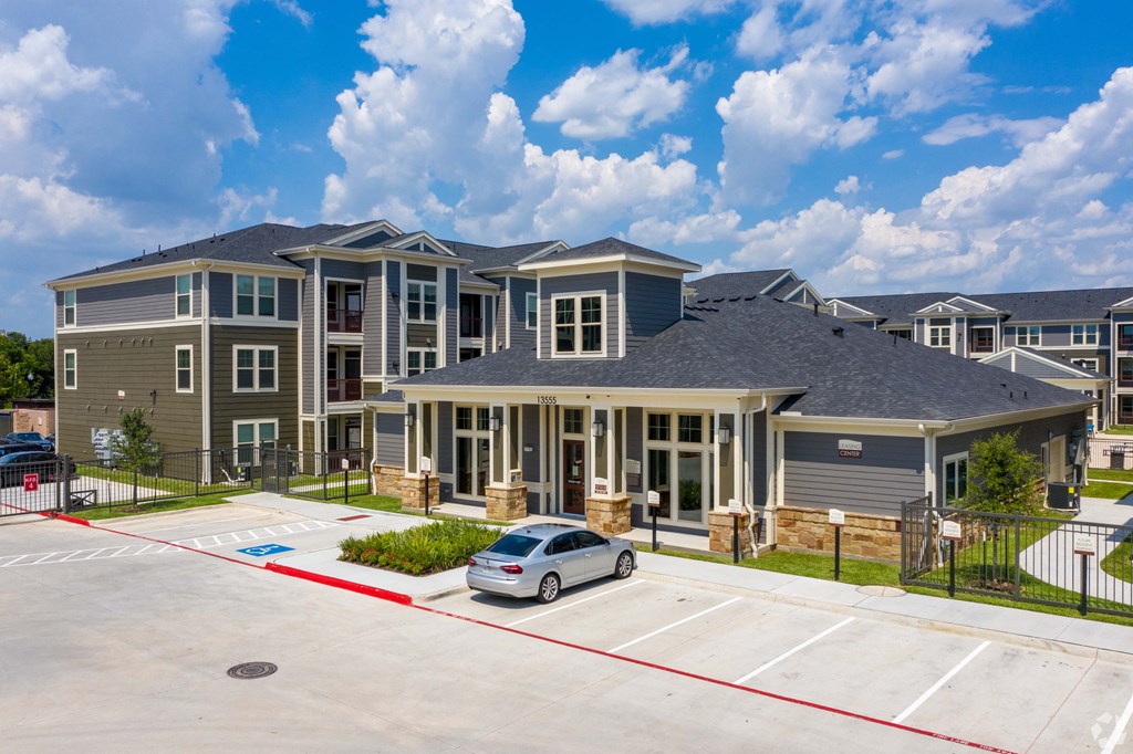 Smart Living On Cullen Apartment Homes, 13555 Cullen Blvd, Houston, TX ...