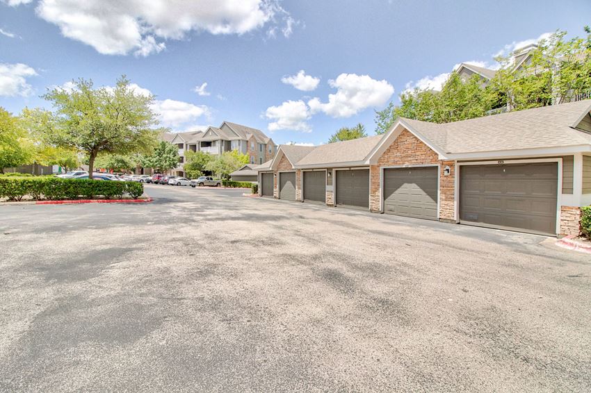 2000 S Lakeline Blvd