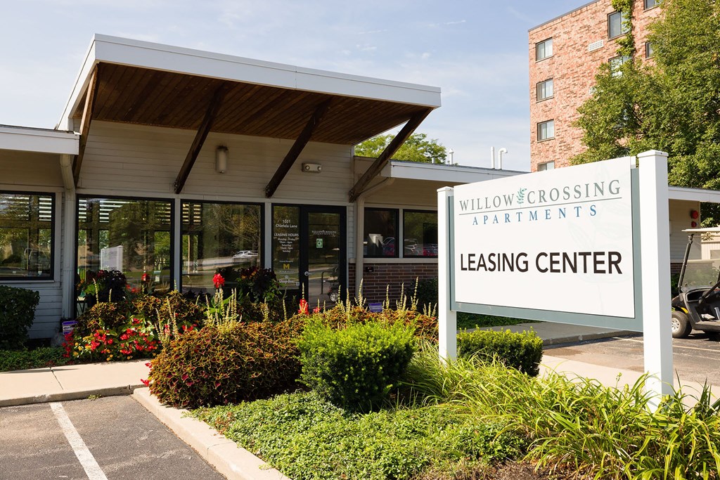 Willow Crossing Apartments, 1031 Charlela Ln, Elk Grove Village, IL ...