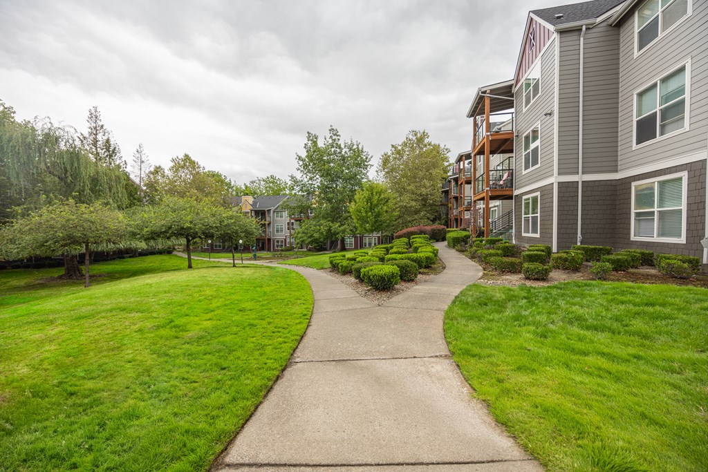 Commons At Verandas In Tanasbourne Apartments, 2501 NE Overlook Drive ...