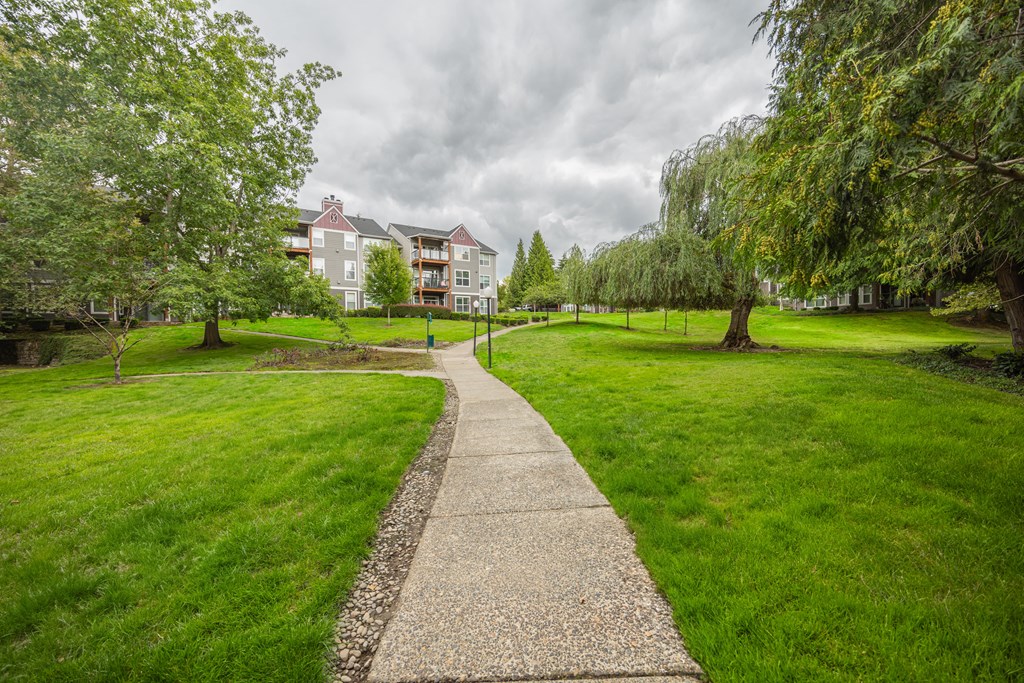 Commons At Verandas In Tanasbourne Apartments, 2501 NE Overlook Drive ...
