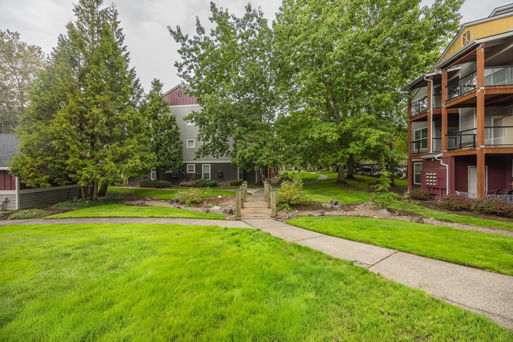 Commons At Verandas In Tanasbourne Apartments, 2501 NE Overlook Drive ...