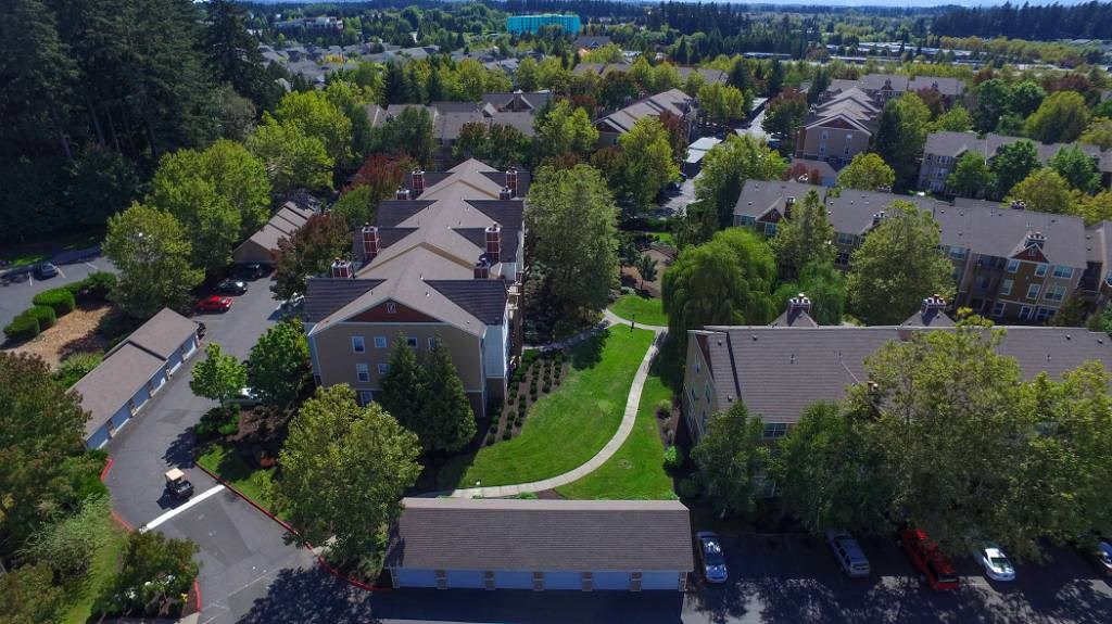 Commons At Verandas In Tanasbourne Apartments, 2501 NE Overlook Drive ...