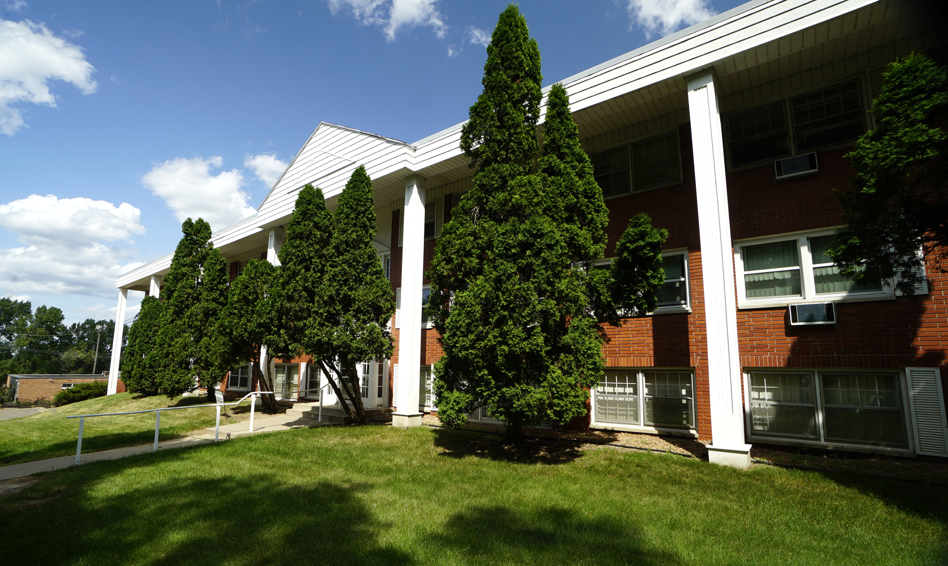 Colonial Terrace | Apartments in West St. Paul, MN