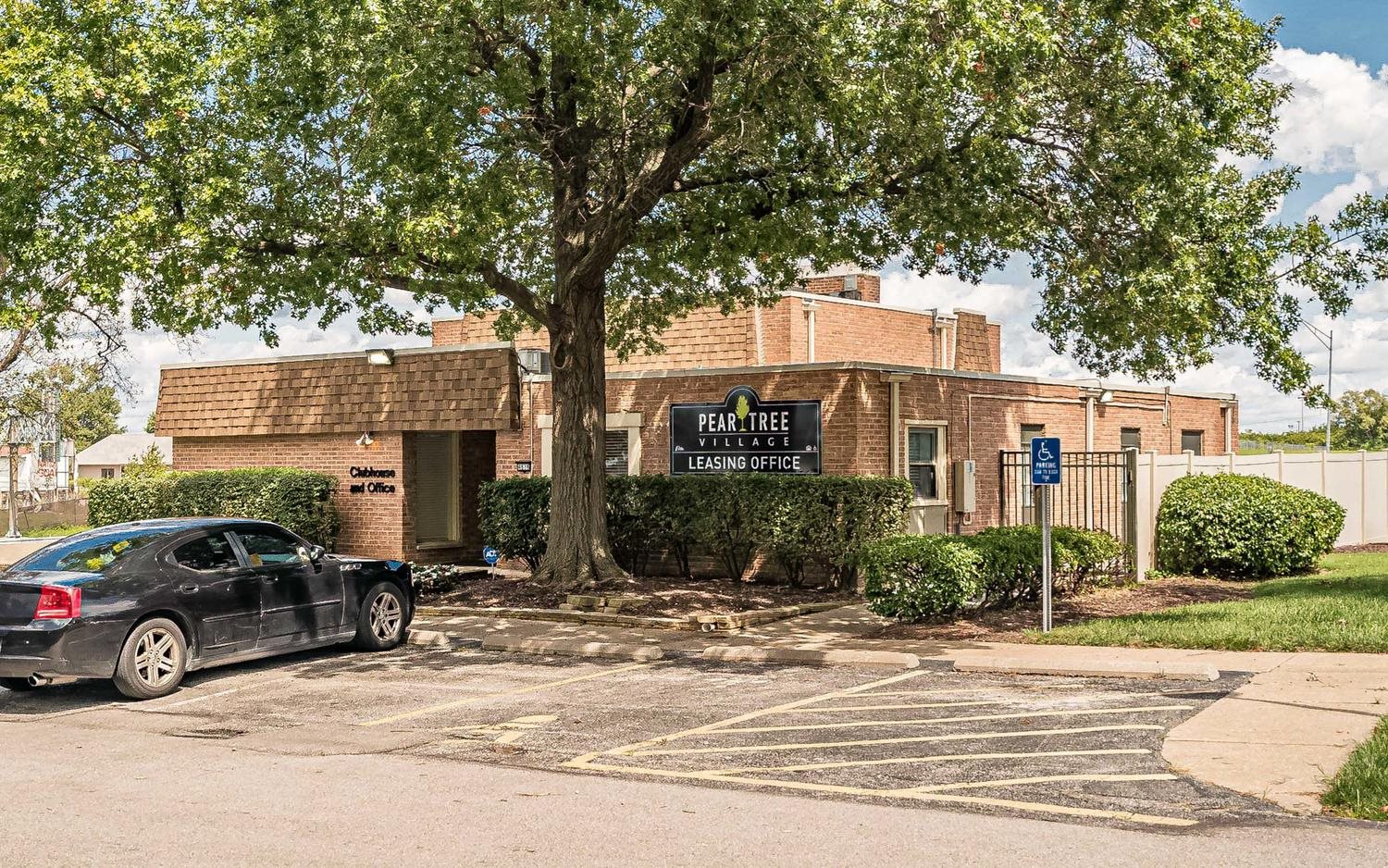 Pear Tree | Apartments in St Ann, MO