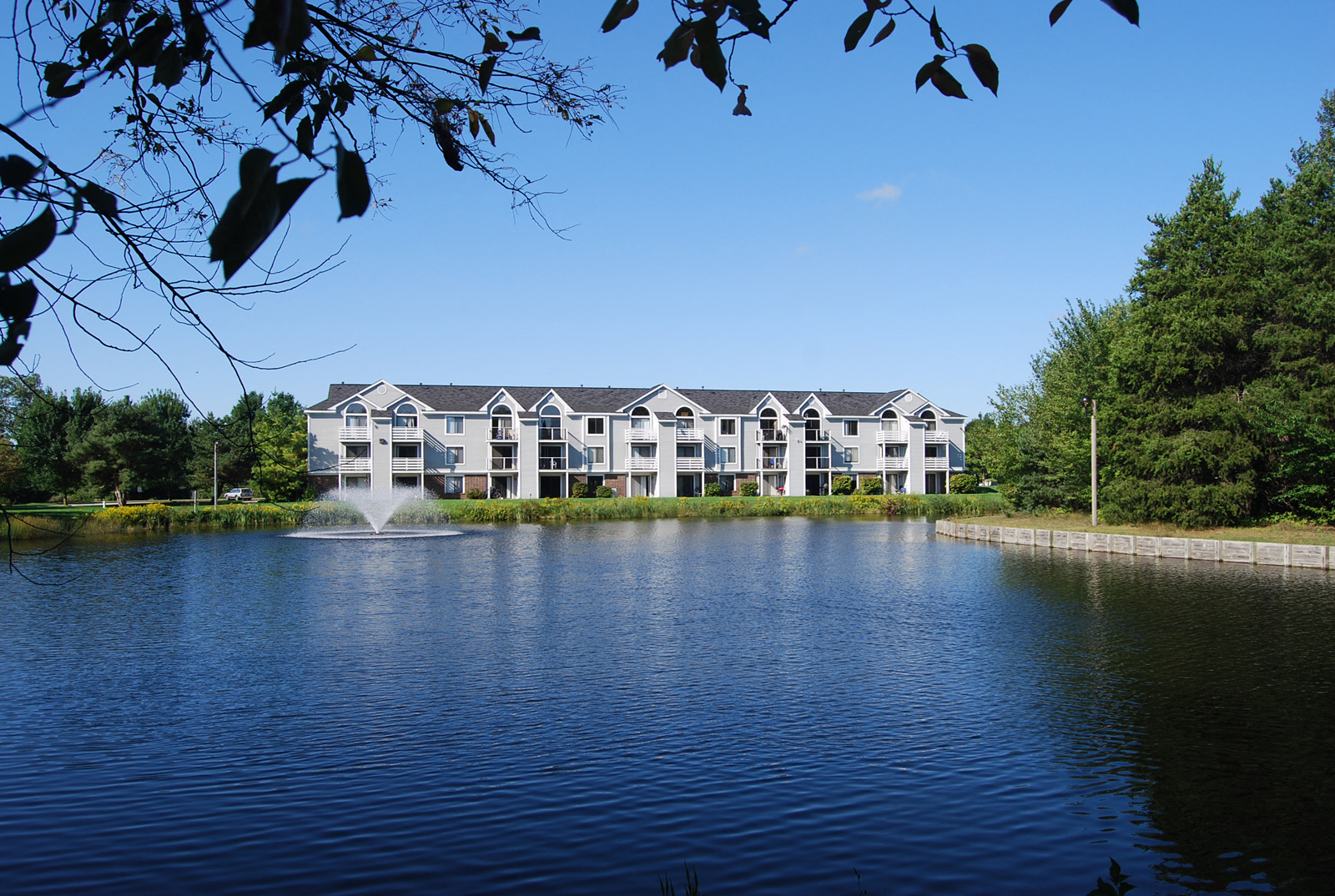 Downtown Holland Apartments | Windmill Lakes Apartments